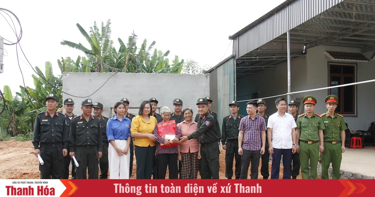 Cảnh sát cơ động hành quân dã ngoại, làm công tác dân vận