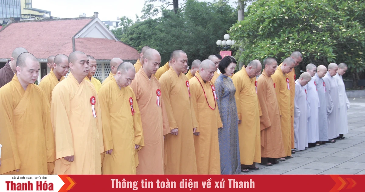 Đoàn đại biểu điển hình tiên tiến trong đồng bào Phật giáo dâng hương ...